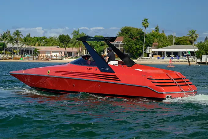 လေလံပိတ်ခြင်း- 1990 Riva Ferrari 32 Speedboat 10170_1