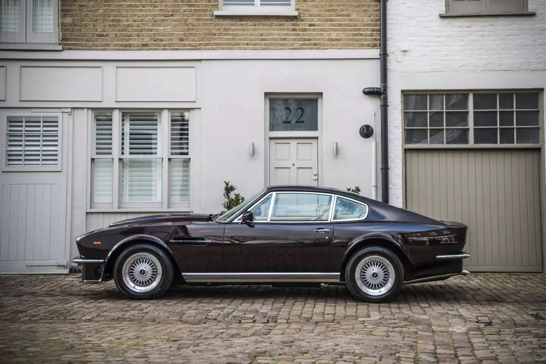 Aukciono blokas – Elton John's Aston Martin V8 Vantage Saloon 8