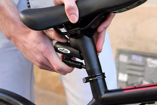 Verrou de vélo InterLock intégré à la tige de selle 2