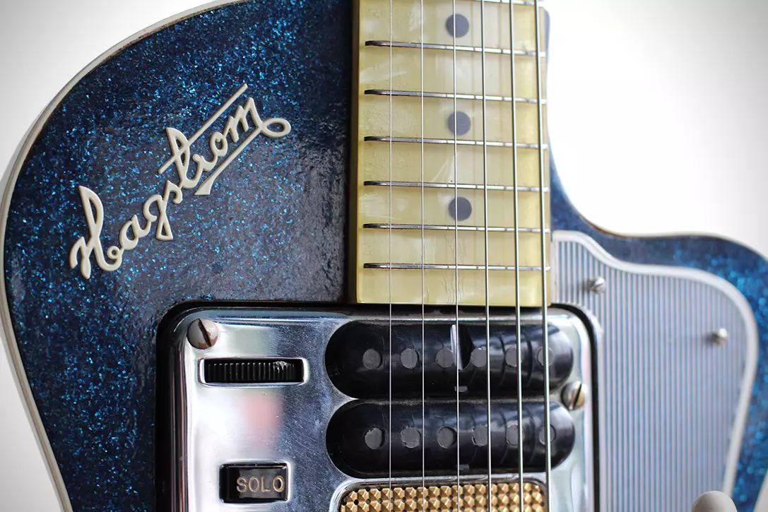 Kurt Cobain's Hagstrom Blue Sparkle Deluxe Guitar 11237_2