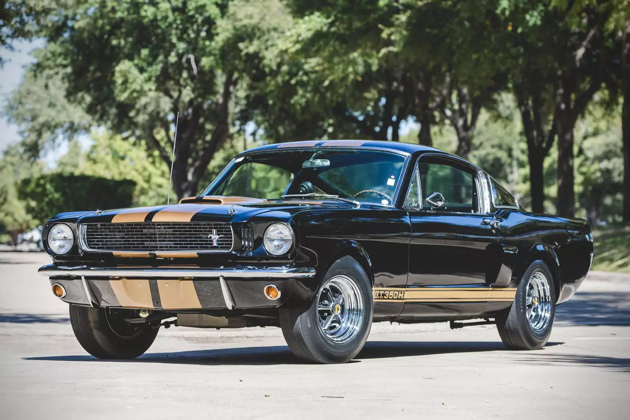 سيارة كارول شيلبي موديل 1966 GT350H موستانج فاستباك