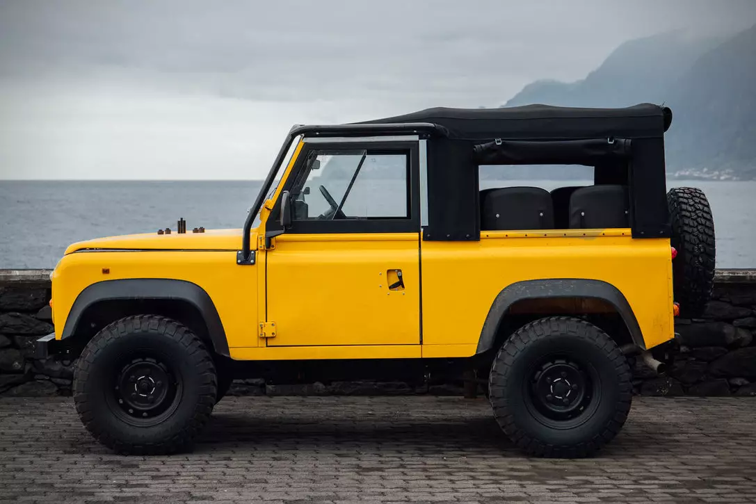 Land Rover Defender D90 Beach Runner