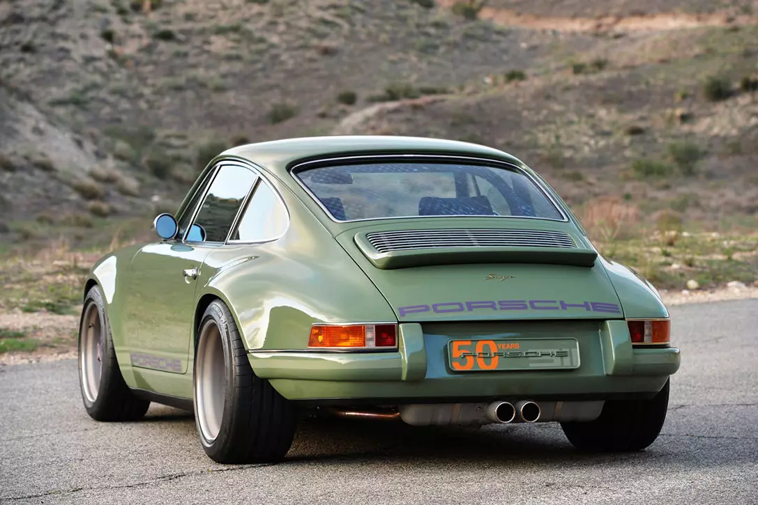 Porsche 911 Brooklyn oleh Singer Vehicle Design 3