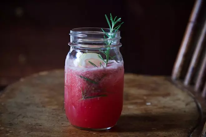 Boozy ձմերուկ Rosemary լիմոնադ