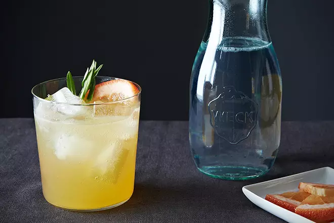 Grapefruit Tarragon Gin sareng Tonik