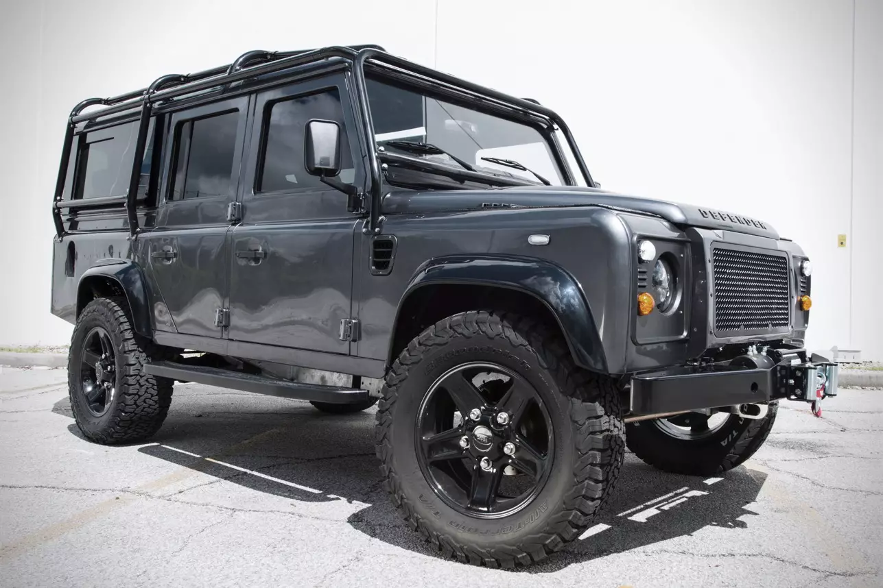 Land Rover Defender Project XIII nipa East ni etikun Olugbeja