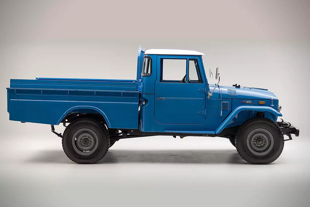 1974 Toyota Land Cruiser FJ45 Pickup 3