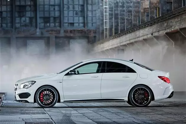 2014 yil Mercedes-Benz CLA 45 AMG (3)