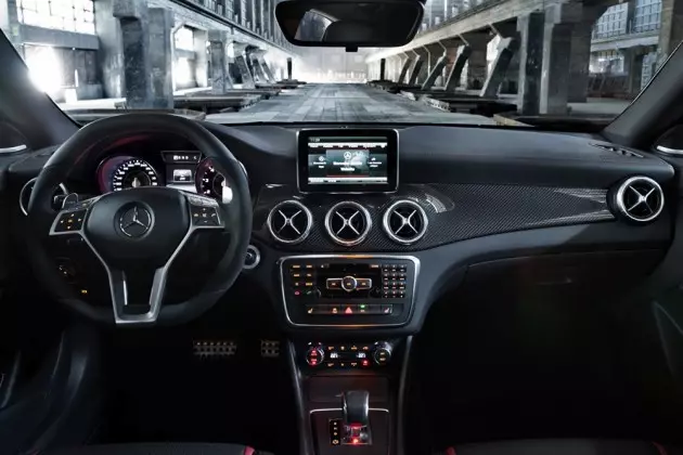 2014 yil Mercedes-Benz CLA 45 AMG (1)