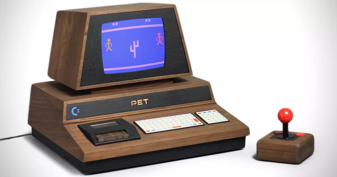 Love Hulten PET De Lux Retro Console