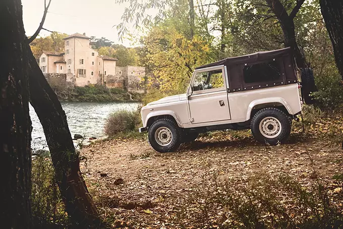 Услуга на Heritage Land Rover Defender од Commonwealth Classics 12983_2