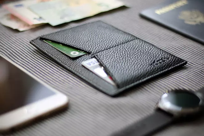 Dash Minimalist Travel Wallet ៤