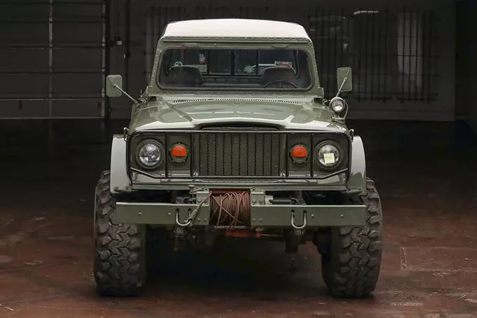 Fa'atautu'i poloka: 1967 Kaiser Jeep M715 pikiapu taavale 14199_1