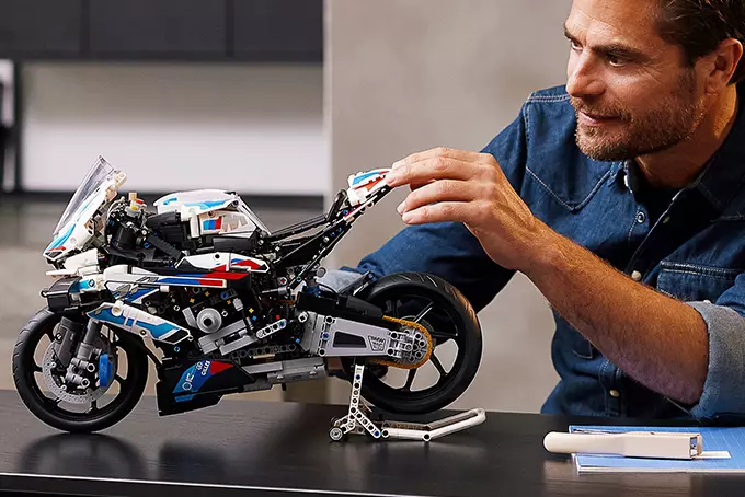 LEGO Technic BMW M 1000 RR 14352_3