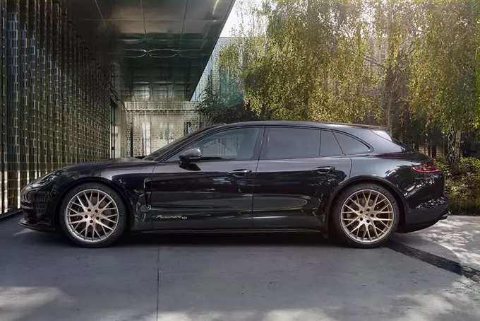 2019 Porsche Panamera 4 10-летнего выпуска 14889_1