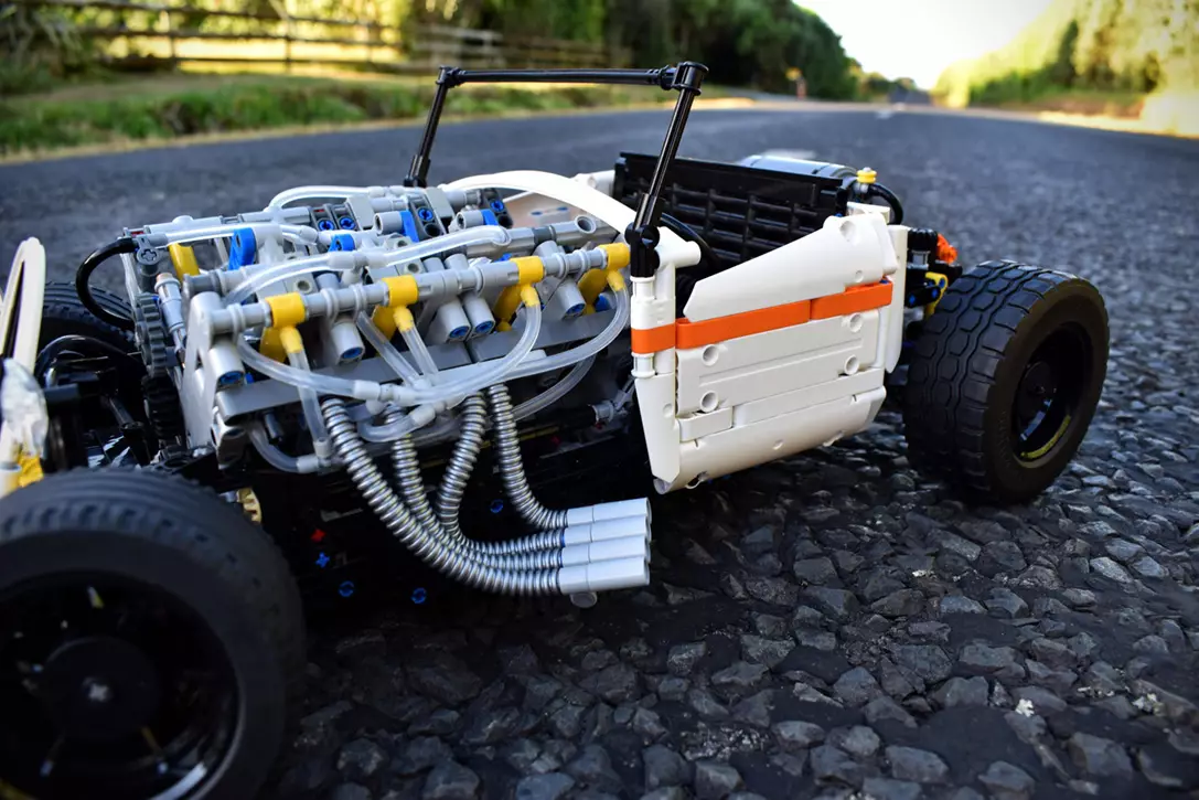 LEGO Technic Pneumatic V8 Hot Rod 14896_1