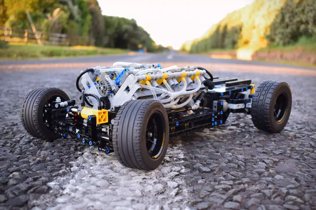 LEGO Technic Pneumatic V8 Hot Rod 14896_2