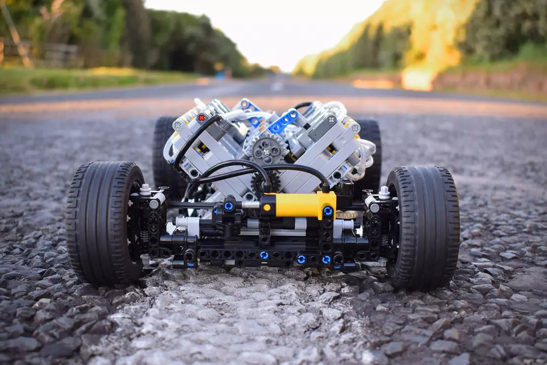 LEGO Technic Pneumatic V8 Hot Rod 14896_4