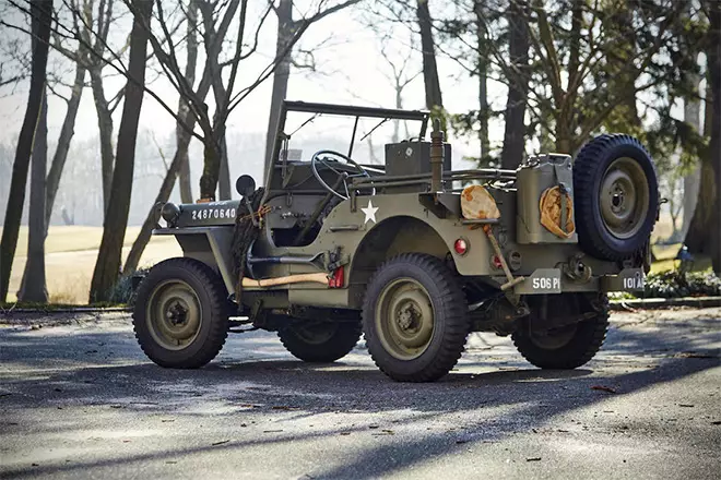 1943 Willys Jeep mit Anhänger 2