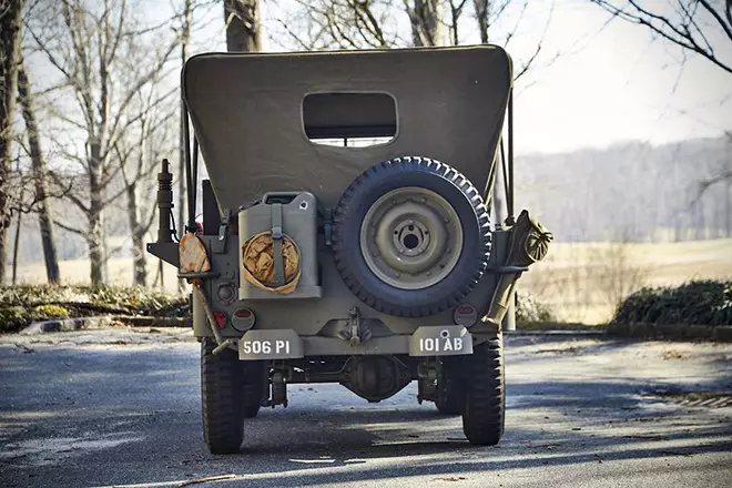 1943 Willys Jeep mit Anhänger 3