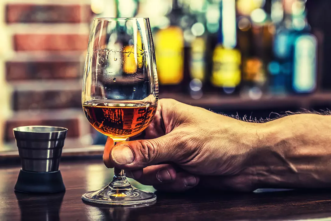 Primer: Cách uống rượu Whisky