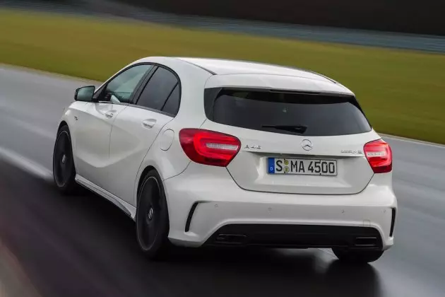 2014 Mercedes-Benz A45 AMG (4)