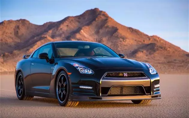 2014 Nissan GT-R Track Edition (6)