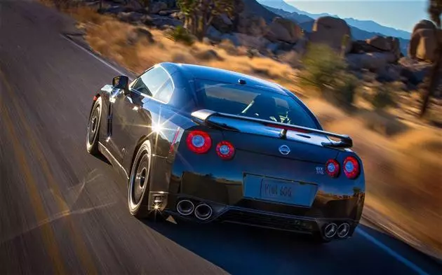 2014 Nissan GT-R Track Edition (4)