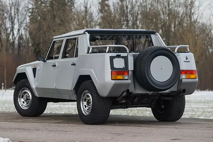 Aukciono blokas: 1988 m. Lamborghini LM002 16486_1