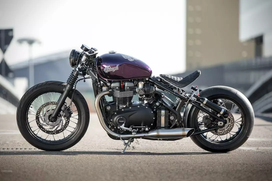 Triumph Bonneville 'Hold On, Go Fast' door Down and Out Cafe Racers