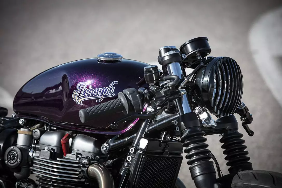 由 Down And Out Cafe Racers5 的 Triumph Bonneville '堅持，快點'