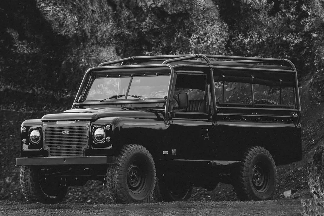 1983 Land Rover Defender „Petrol V8” autorstwa CoolnVintage 19252_2