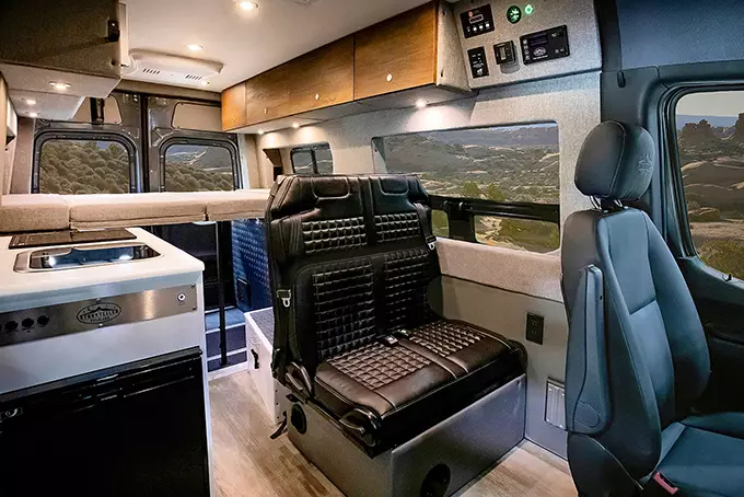 'Beast Mode' Camper Van ໂດຍ Storyteller Overland 20264_2