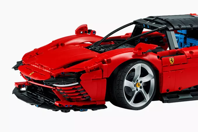 LEGO TECHNIC Ferrari Daytona SP3 21692_1