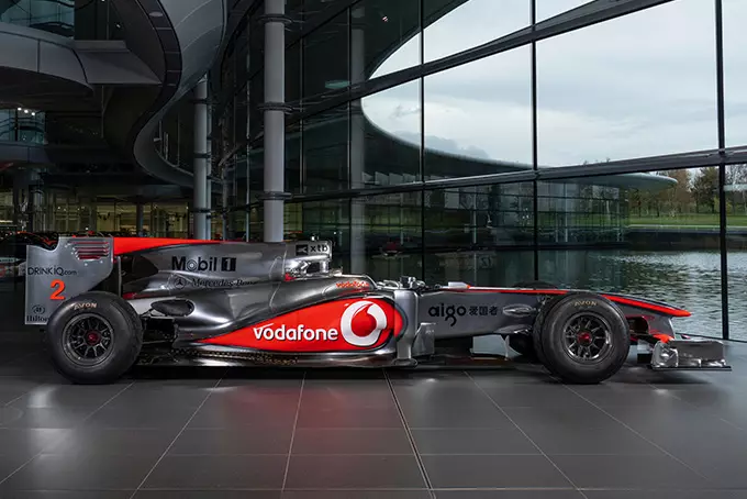 Sebaka sa Fantisi: Lewis Hamilton's 2010 McLaren MP4-25A F1 Race Car 21915_1