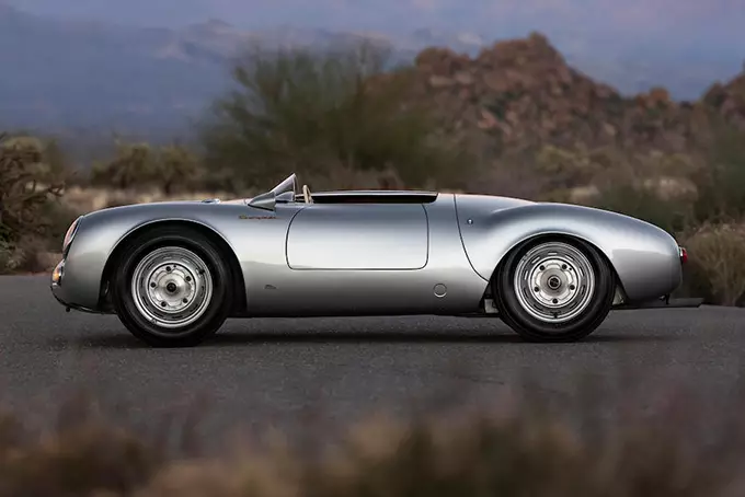 Fa'atautu'i poloka: 1955 Porsche 550 Spyder 22399_2