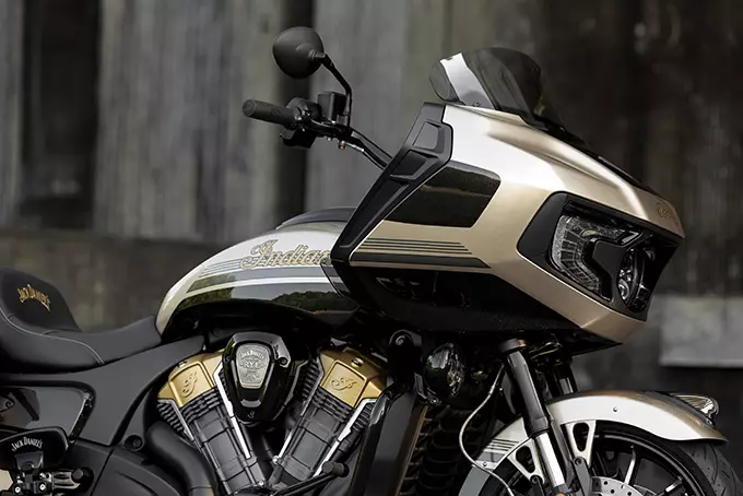 2022 Indian Motosiklèt x Jack Daniel's Limited Edition Challenger Dark Horse 22474_1