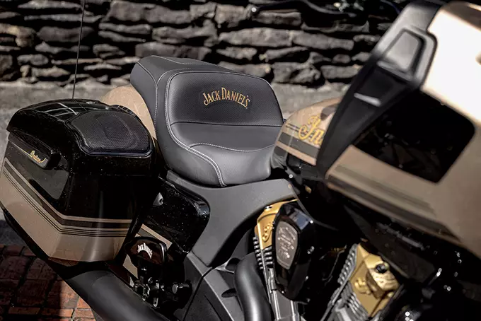 2022 Indian Motosiklèt x Jack Daniel's Limited Edition Challenger Dark Horse 22474_3