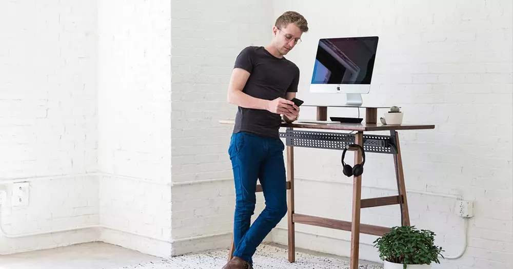 12 Beschte Standing Desks vun 2022