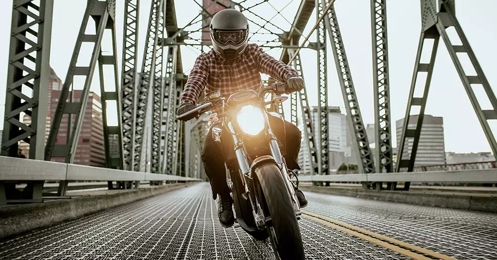 Pajisjet më të mira të motoçikletave për udhëtarët urbanë
