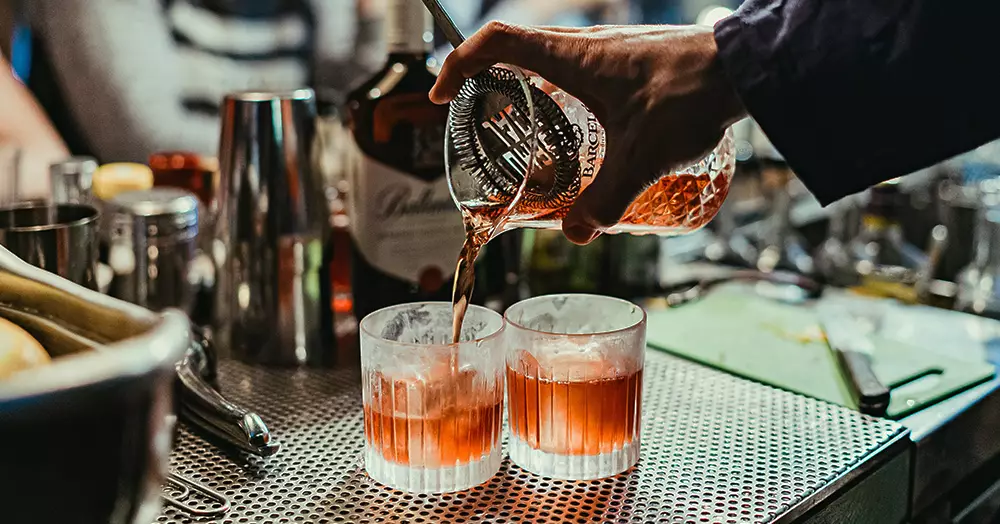 30 de cocktail-uri clasice pe care fiecare bărbat ar trebui să le cunoască