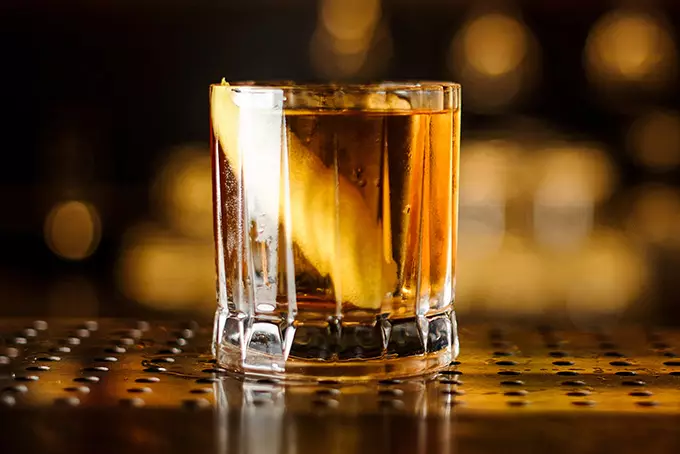 30 Classic Cocktails Txhua tus txiv neej yuav tsum paub 283_28