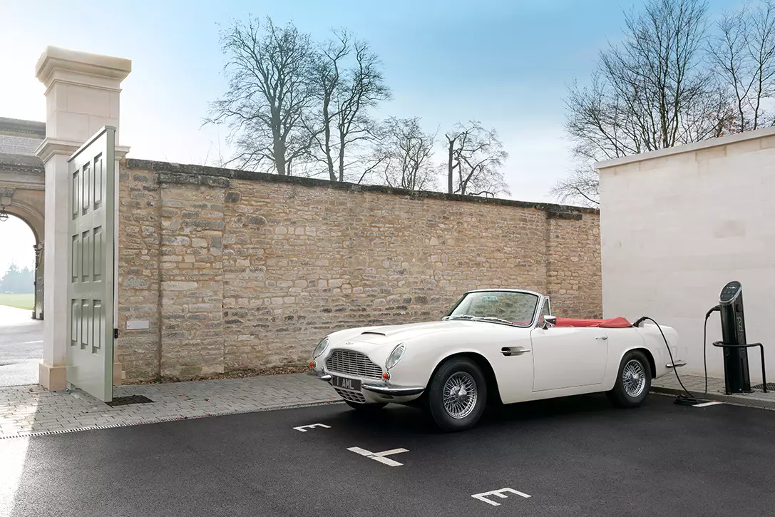 1970 Aston Martin DB6 Volante EV Konversioun 3272_4