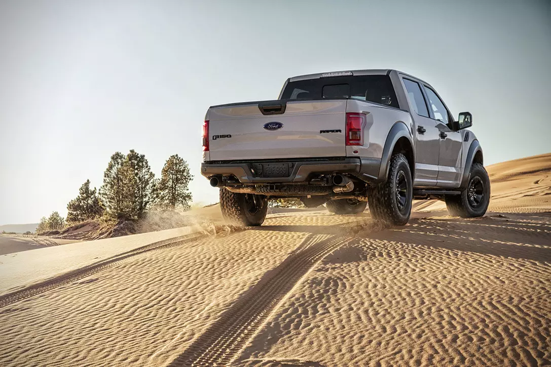 2017 Ford F-150 Raptor SuperCrew 4