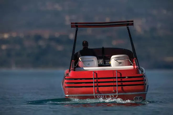 1990 Riva Ferrari 32 Speedboat ၅