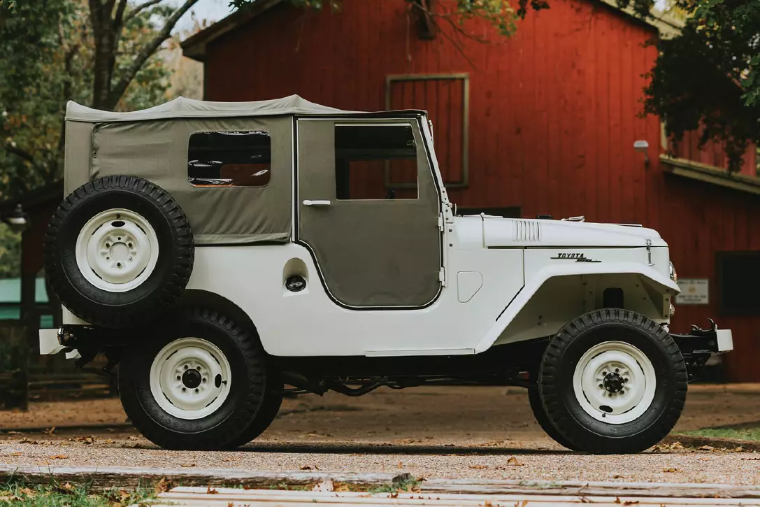 Dražbeni blok: Toyota FJ25 Land Cruiser z mehko streho iz leta 1960 3536_1