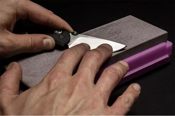 Cum să ascuți un cuțit cu o piatră de ascuțit 379_4