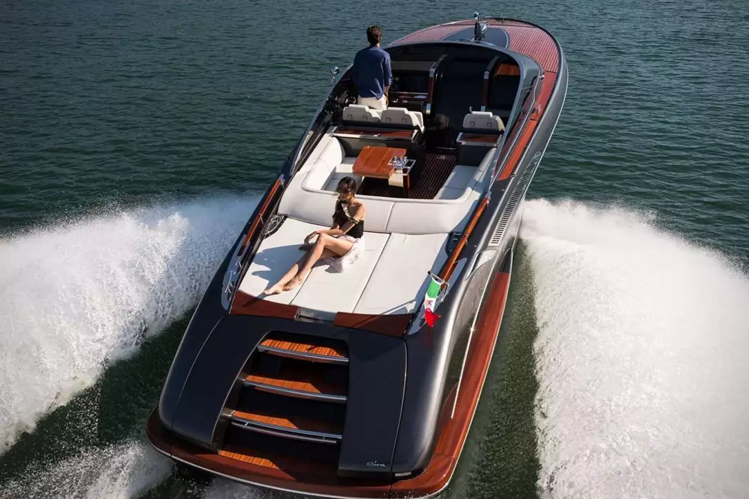 Хуткасны катэр Riva Rivamere 5