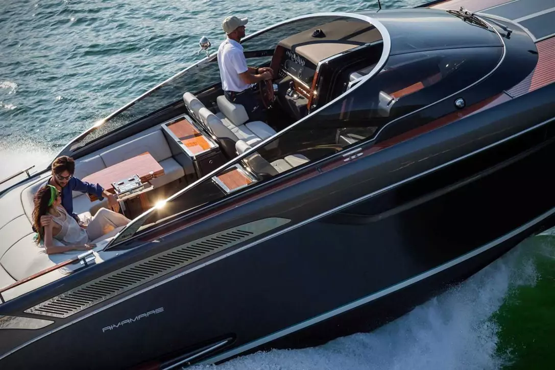 Хуткасны катэр Riva Rivamere 9