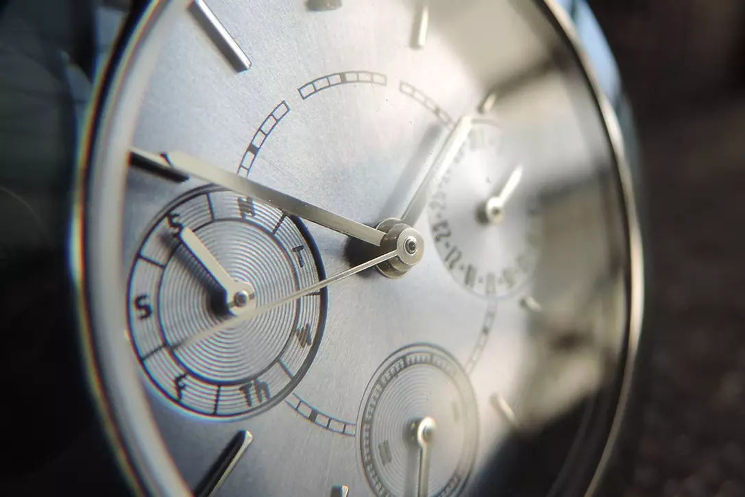 Primer: Cum să eliminați zgârieturile de pe cristalul ceasului
